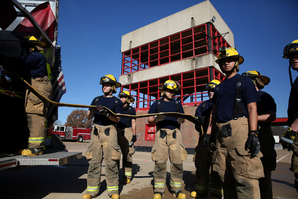 Dallas Police Department hiring lags as firefighter hiring surges ...