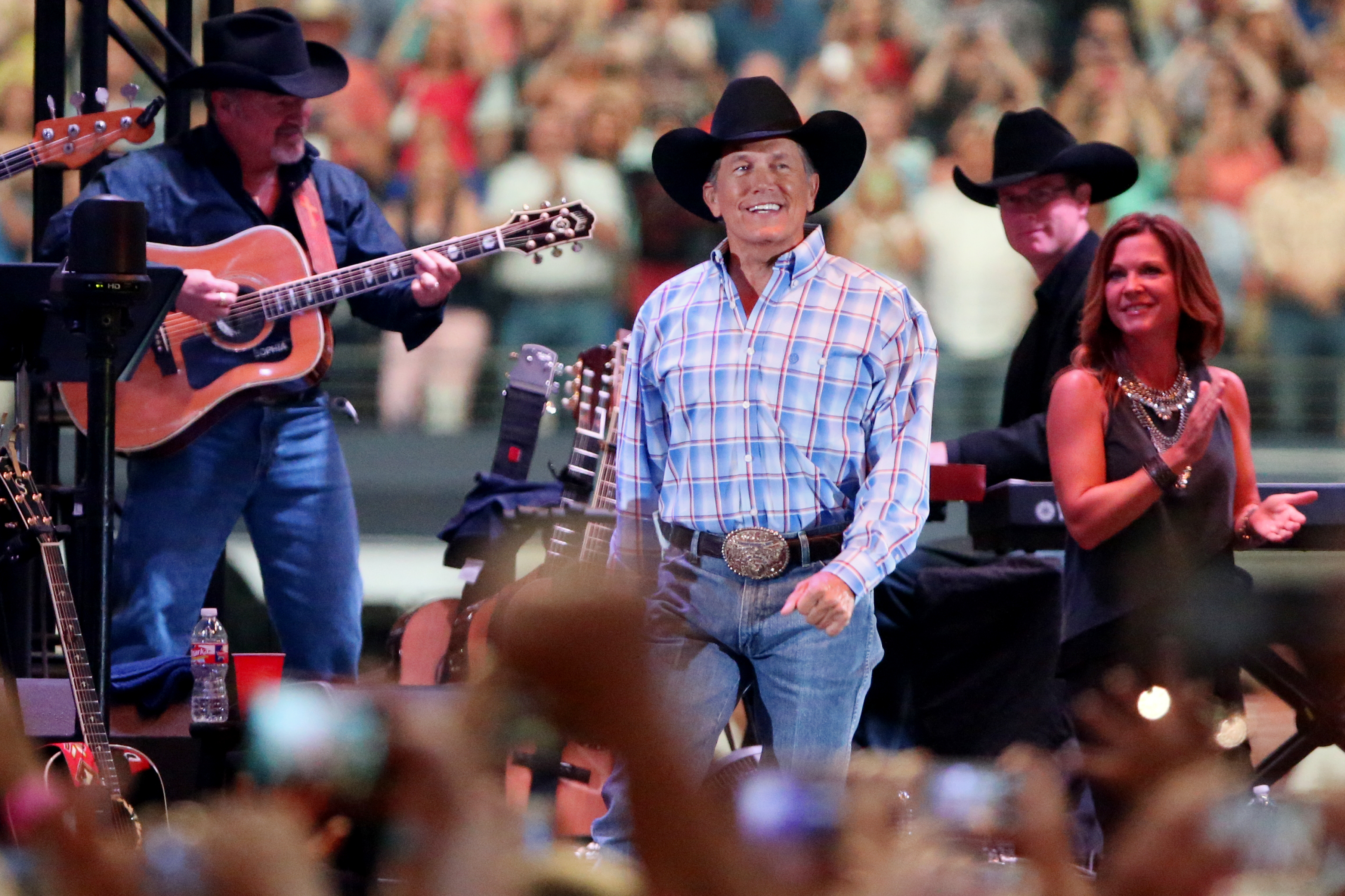 More than 100K George Strait fans hail the King of Country in Arlington ...